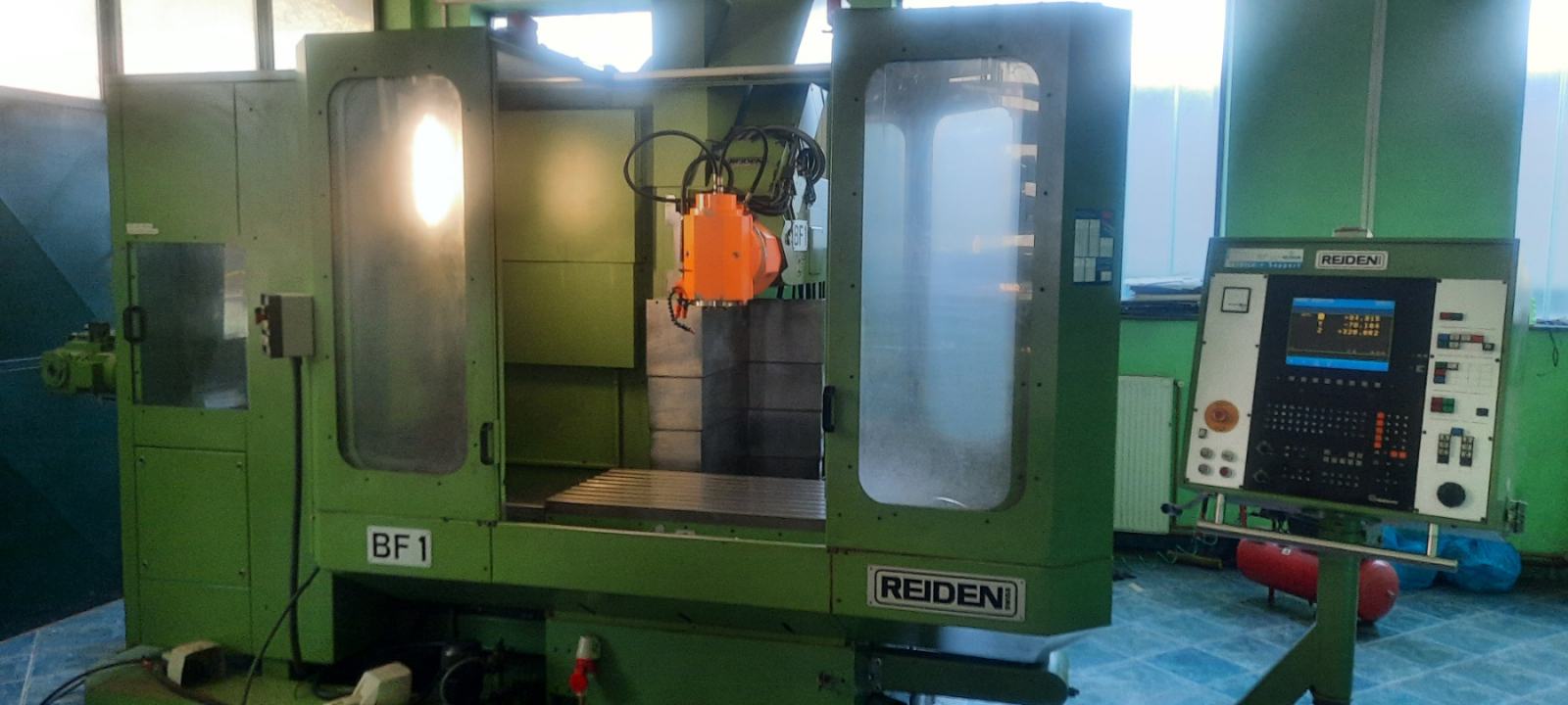 CNC rezkalni stroj REIDEN