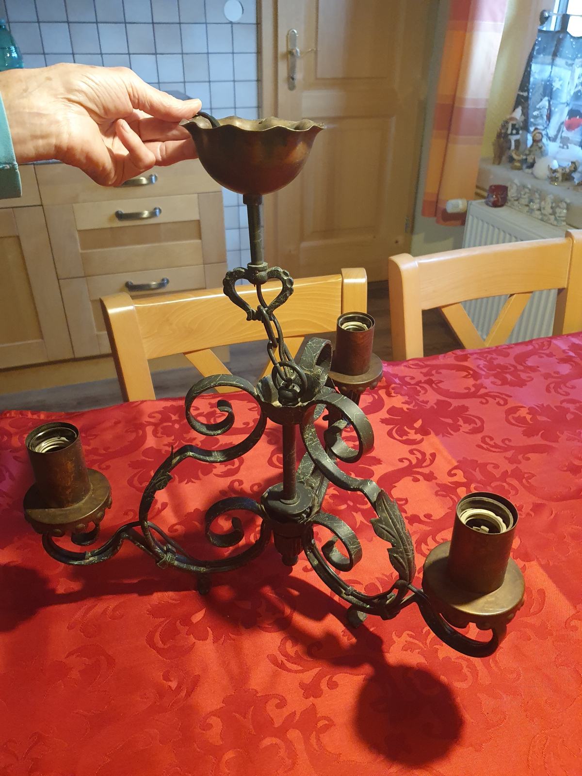 Kovan starinski luster za 3 svetilke