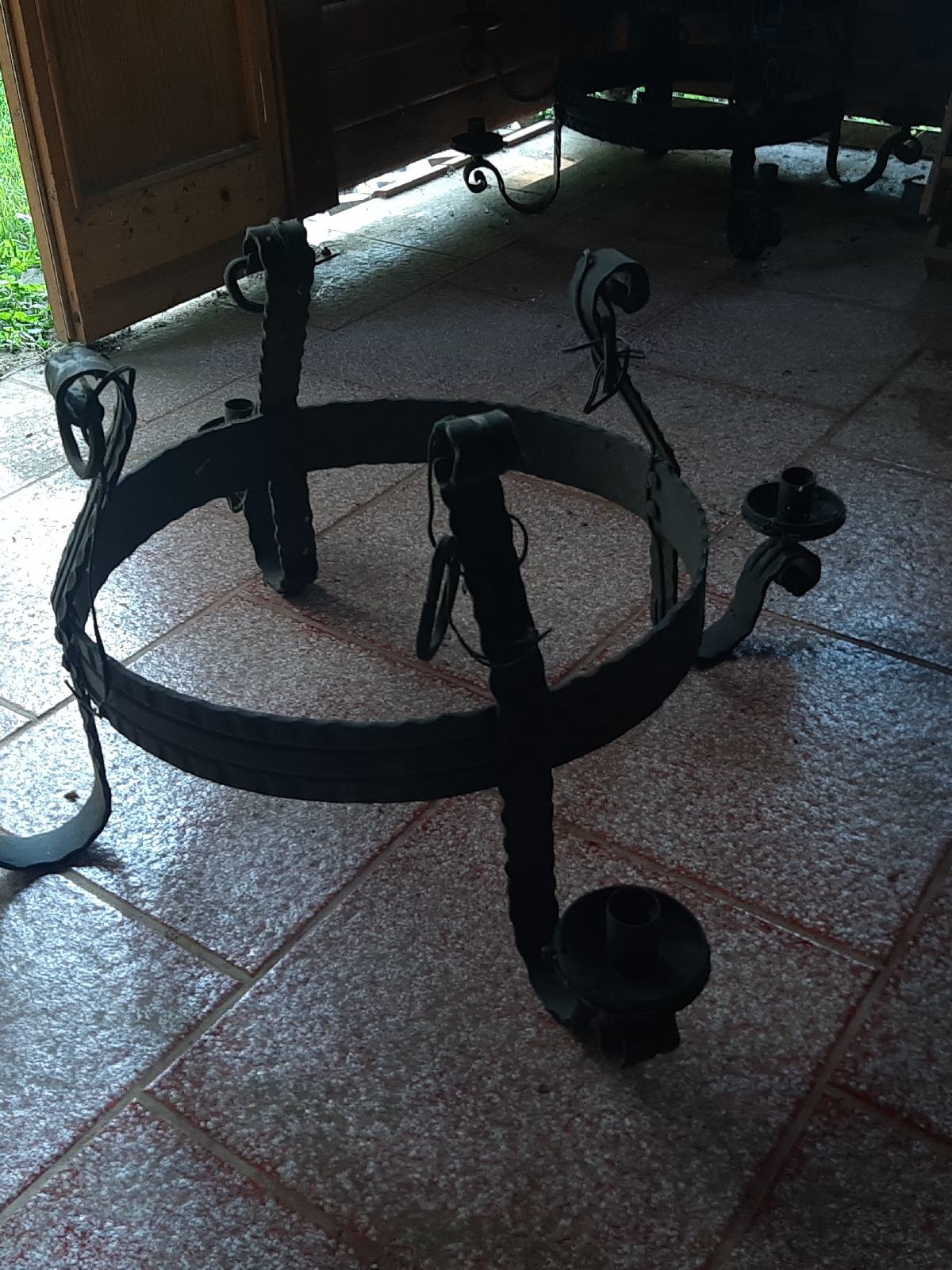 Viseč masiven ročno kovan lestenec Kropa