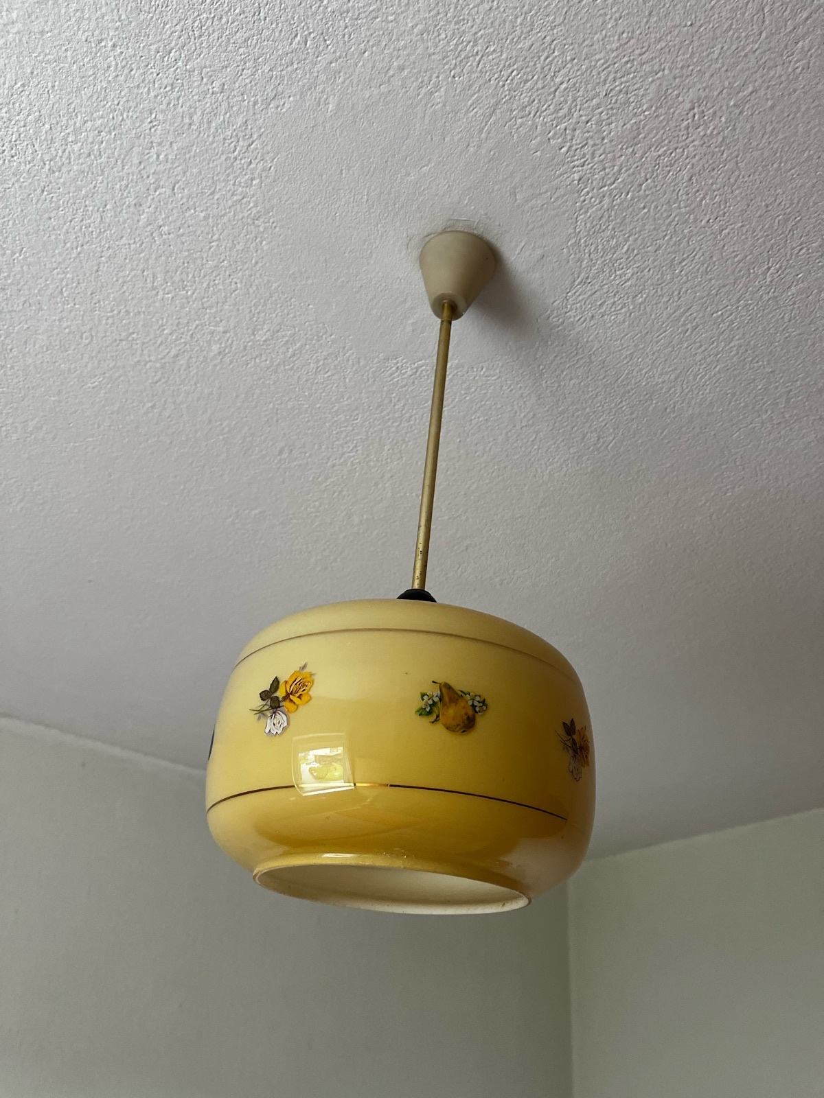 Steklen stropni lestenec