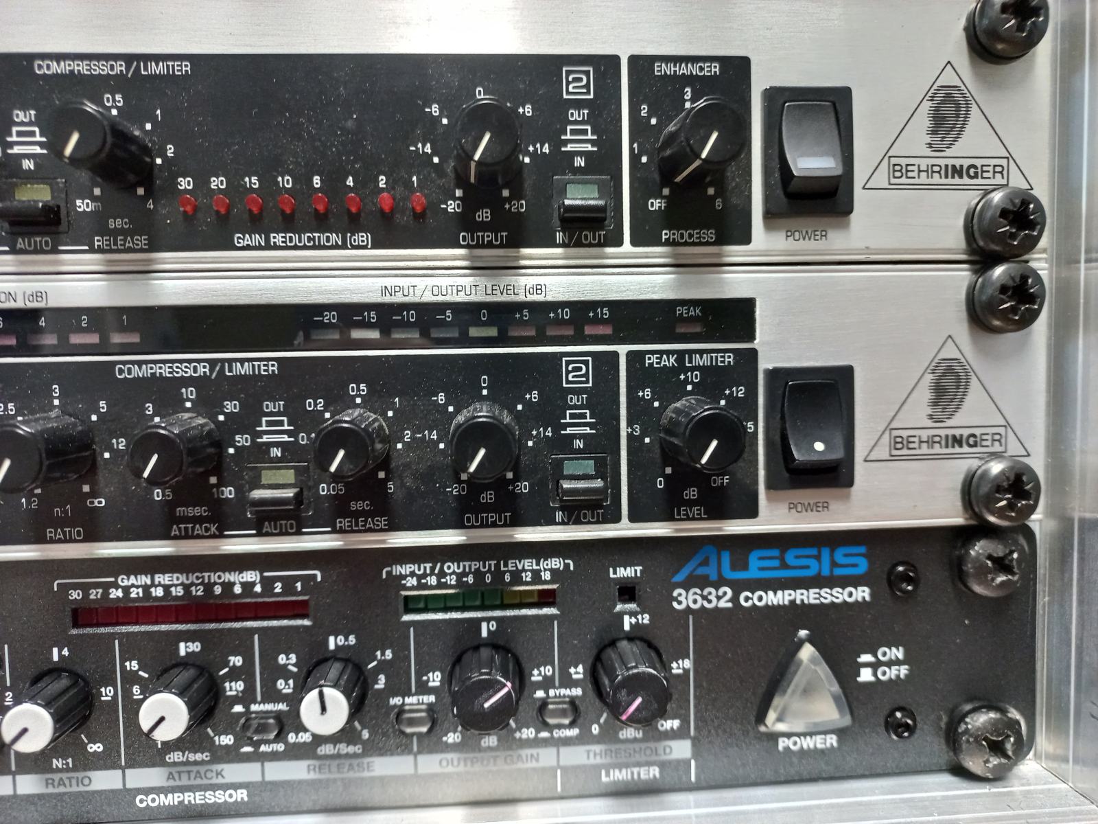 Behringer MDX 1200 kompresor