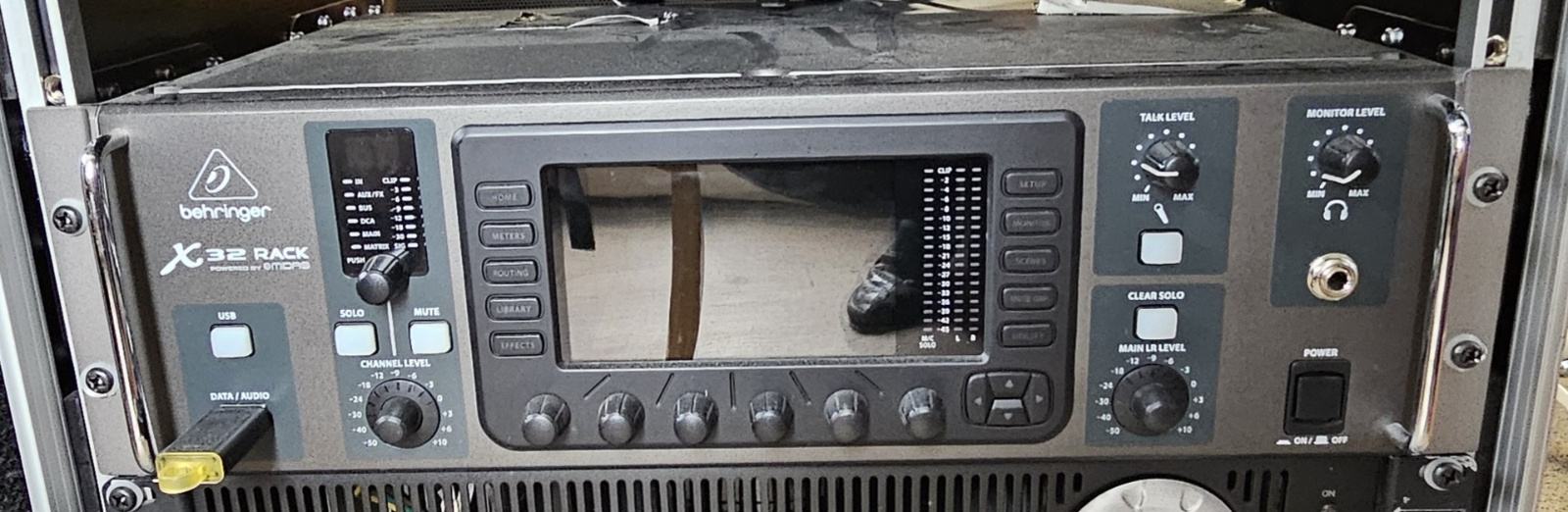 BEHRINGER X32 RACK