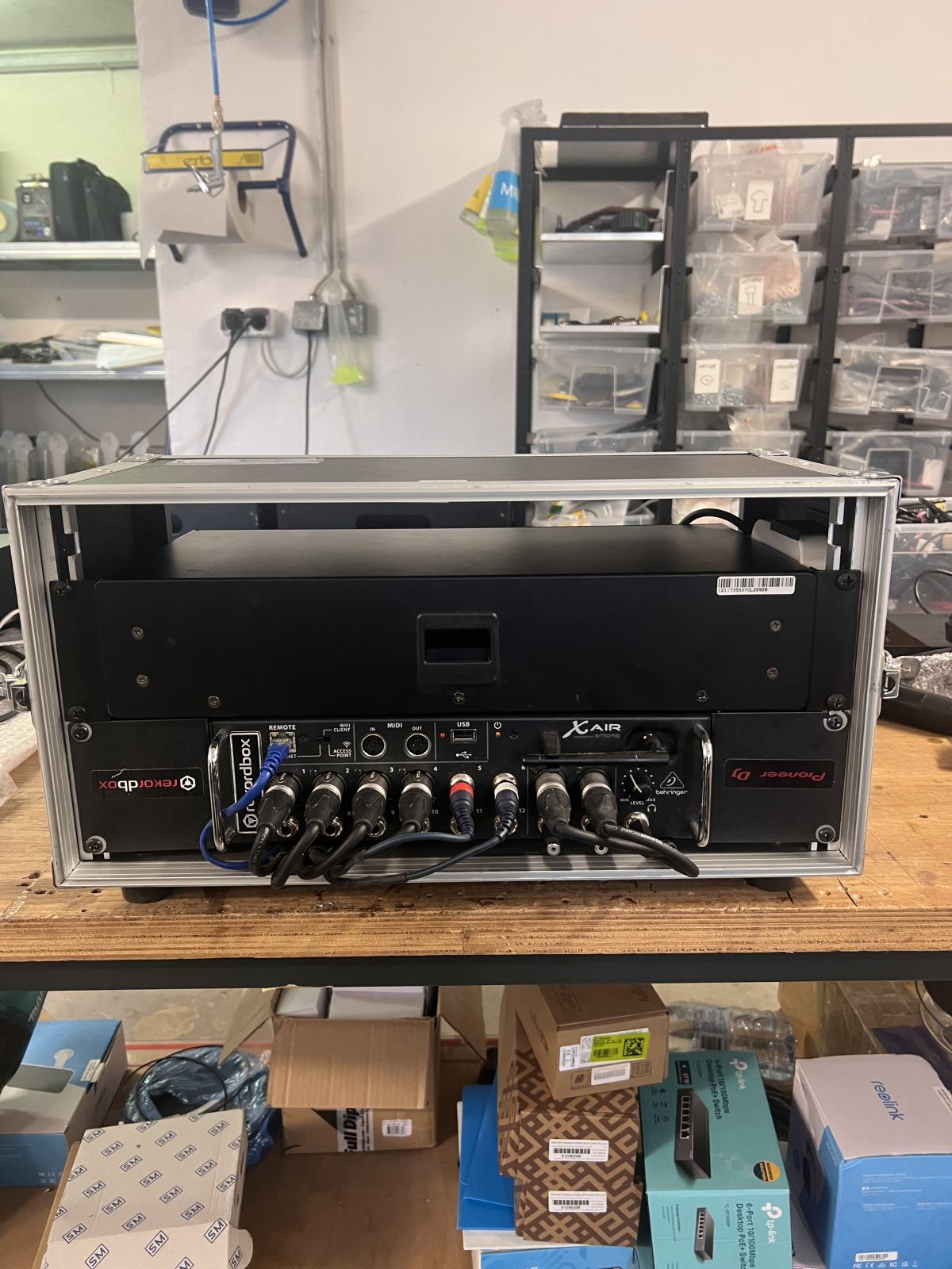 Mešalna miza Behringer X AIR XR12 + rack 4U Eco II 35