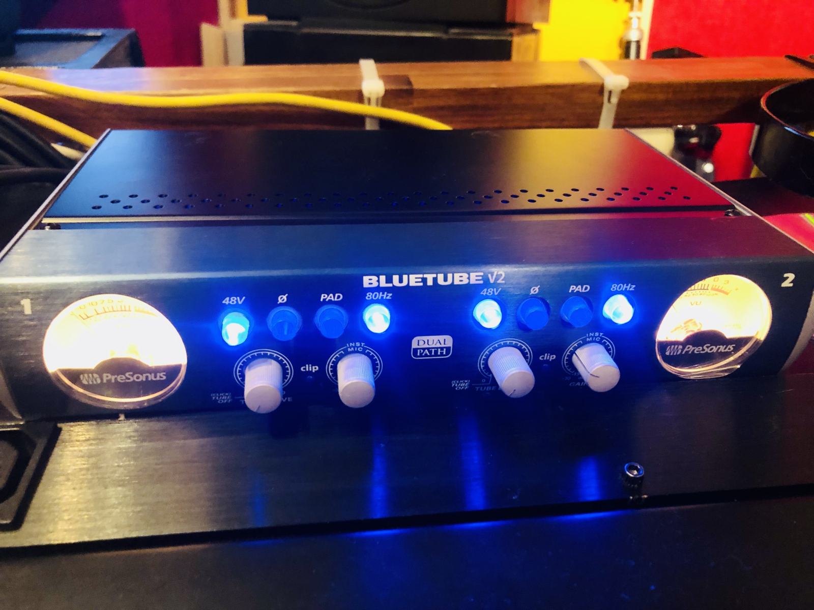 Stereo - dual mono tube microphone preamp Presonus Bluetube v2