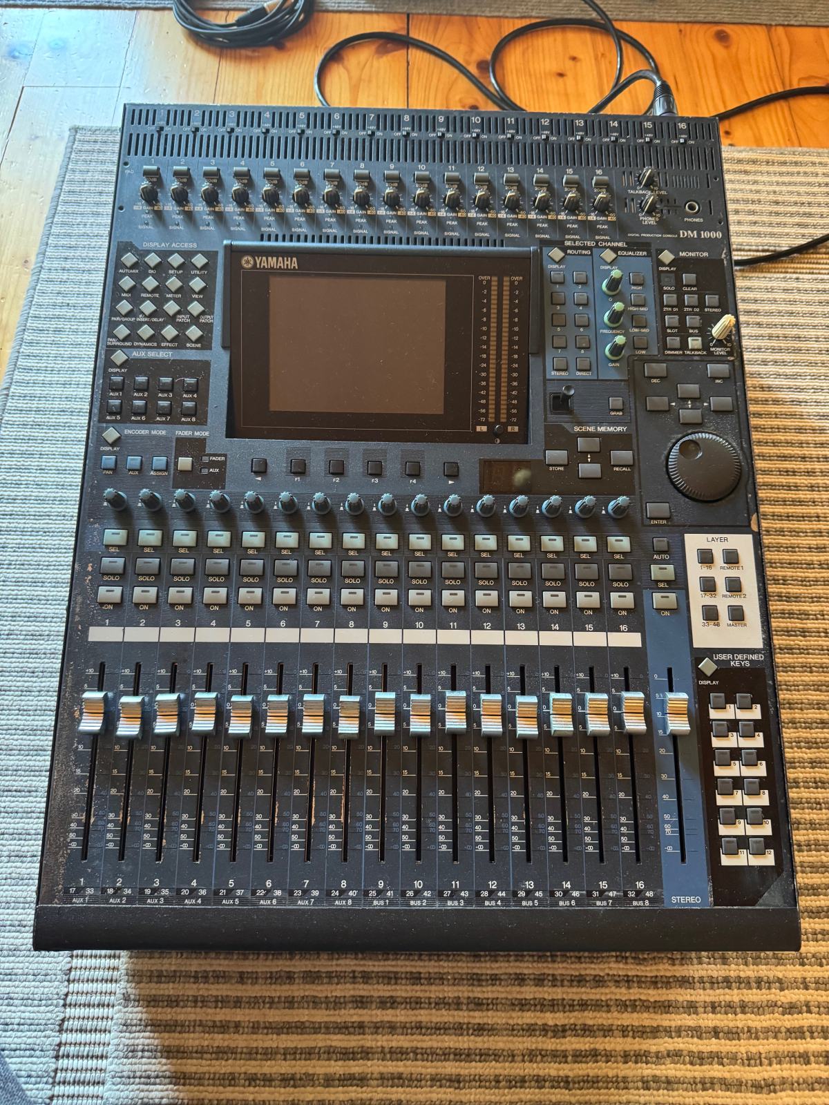 Yamaha DM1000 v2 - digitalna mešalna miza