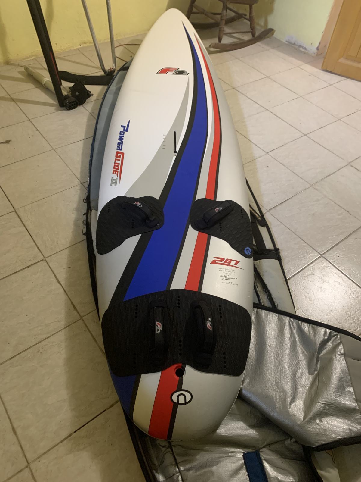 Dobro ohranjen surf z volumnom deske je 160 l