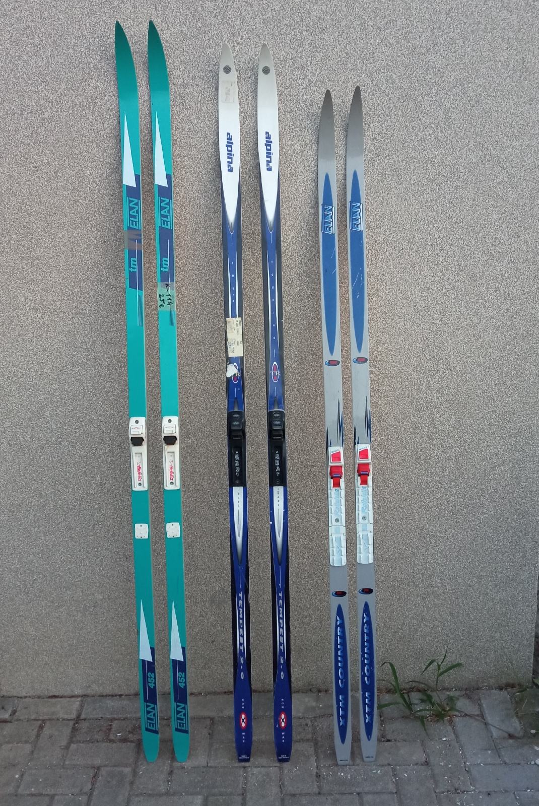 Tekaške smuči (3x) in tekaške palice (3x)
