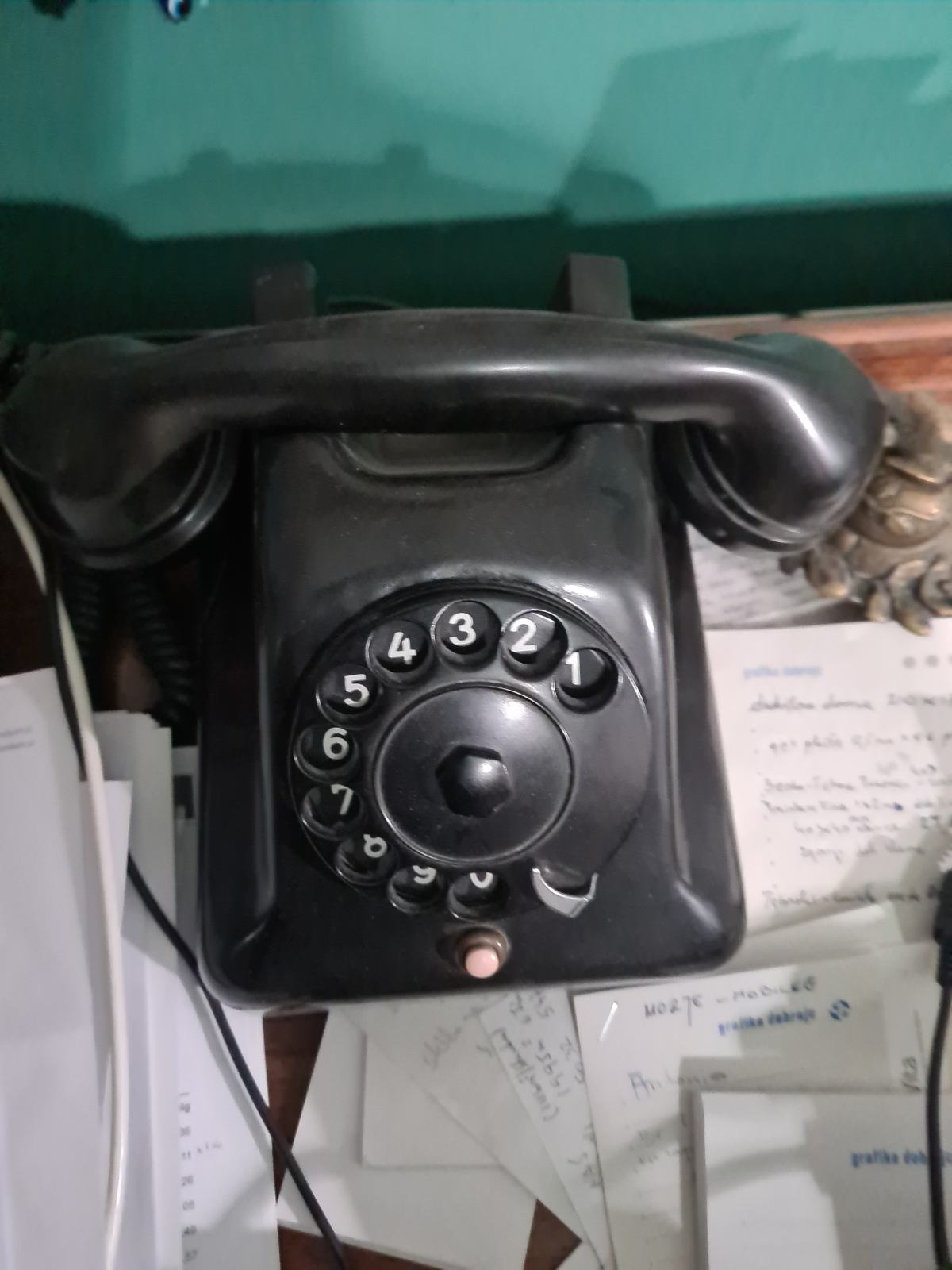 Starinski bakelitni telefon