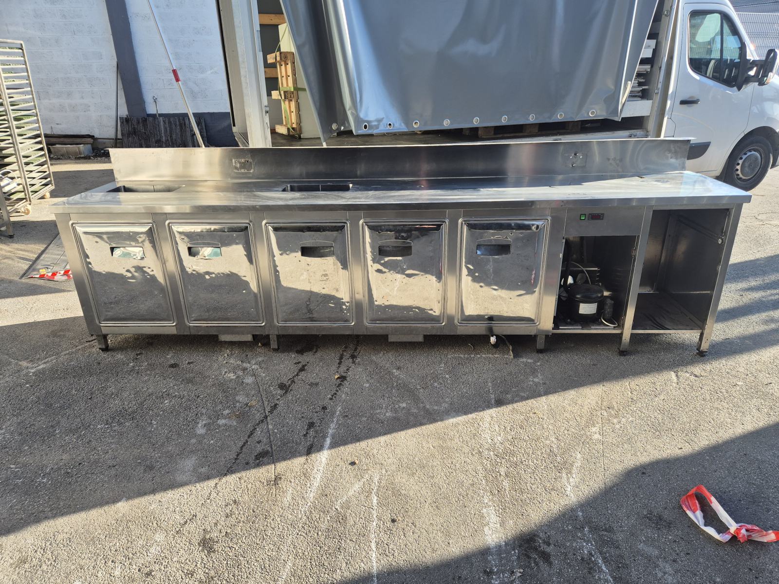 Inox šank, točilni pult , 5 hlajenih vrat + botaljera