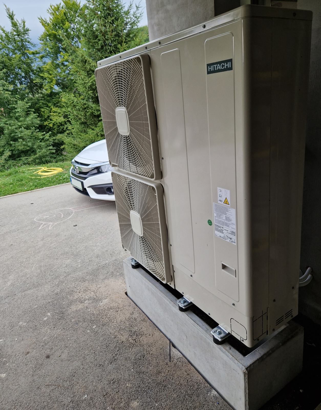 Toplotna črpalka Hitachi Yutaki M 12kW R32 +200l bojler z montažo!