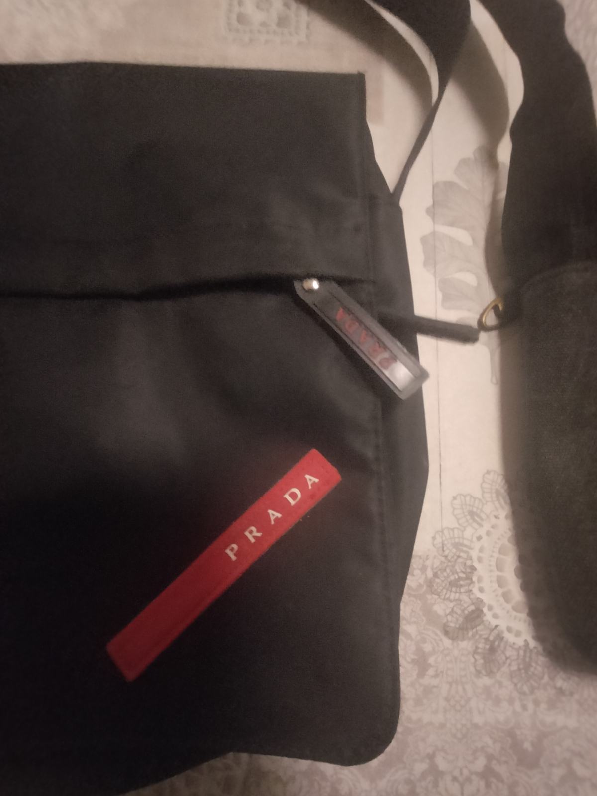 Naramni torbi PRADA in JINHAODA podarimo