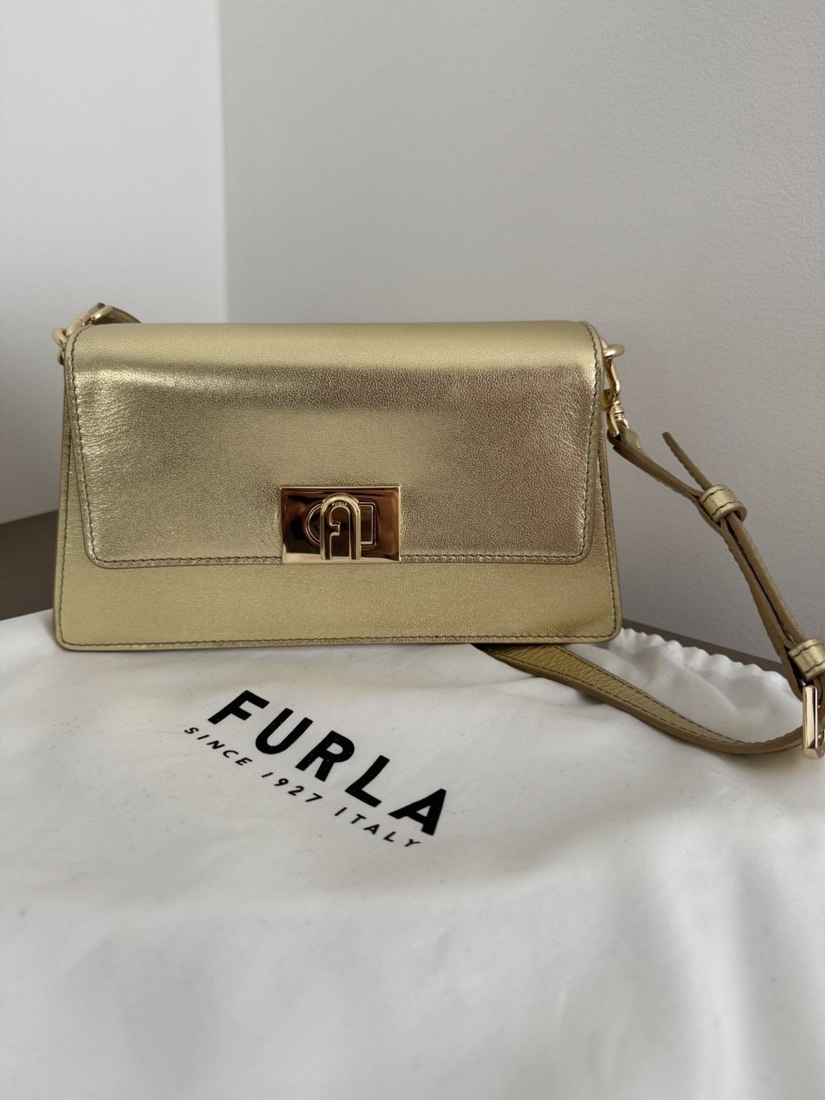Original ženska torbica Furla Zoe - zlate barve