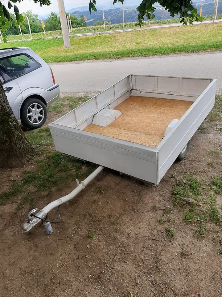 Tovorna prikolica-na sliki,teh.pregled še 1 leto