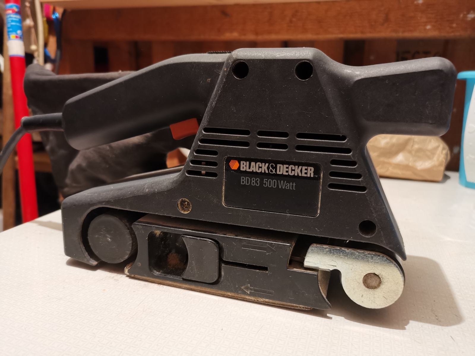 Tračni brusilnik Black & Deker BD 83
