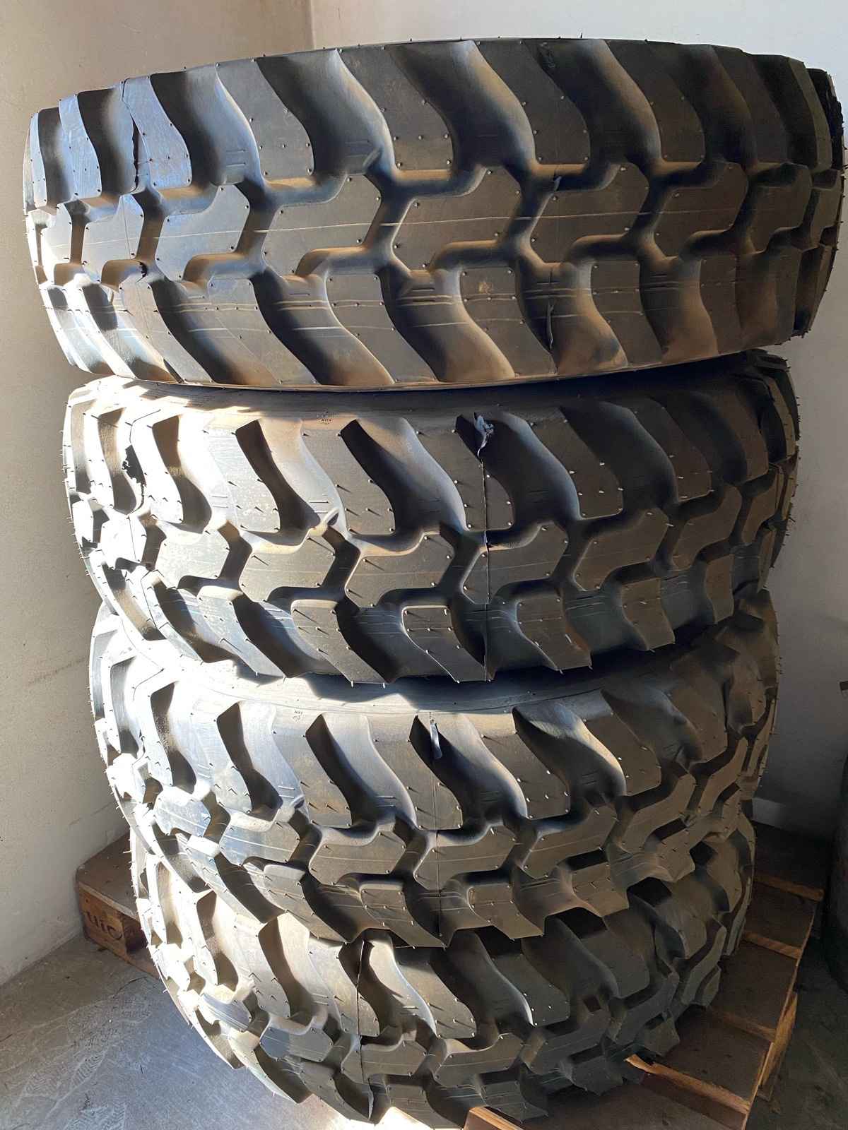 Gume Dunlop SP T9 335/80R20 + platišča 11x20, NOVO (letnik 2005)