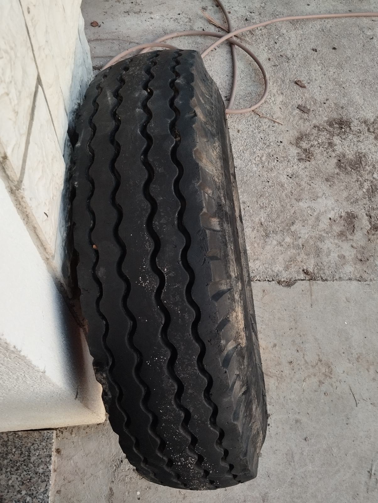 Pnevmatike za traktorsko prikolico
