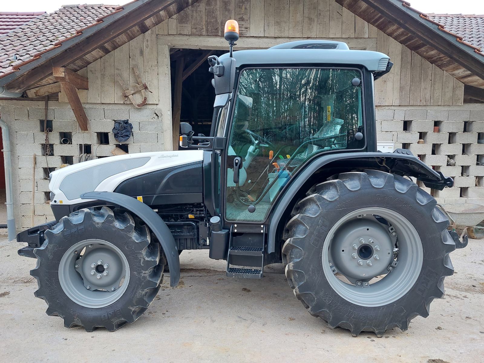 traktorske gume komplet BKT 380/85R30 in BKT 320/85R20 kot nove