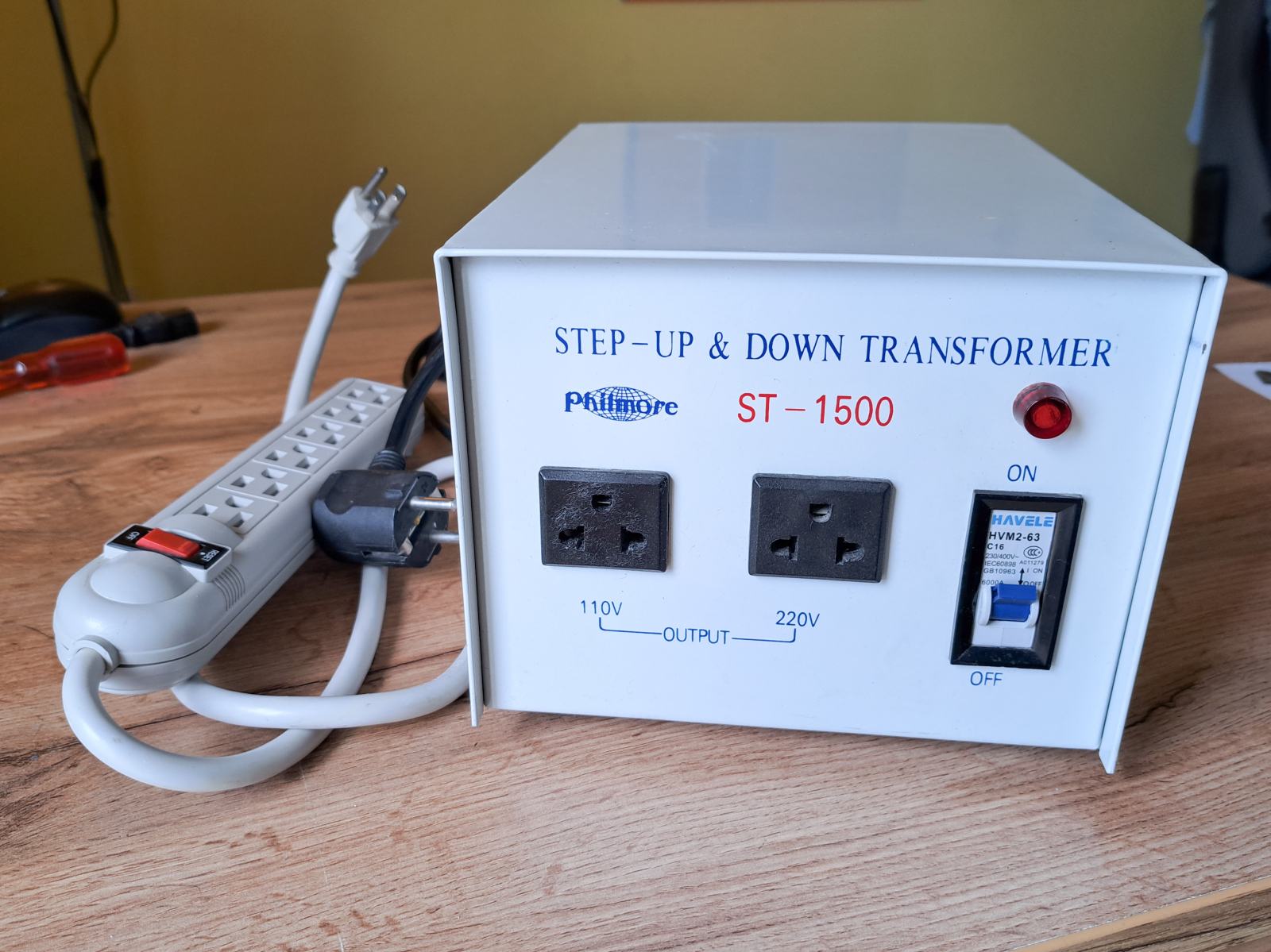 Step-up & Step-down transformator 110V-220V, 1500W