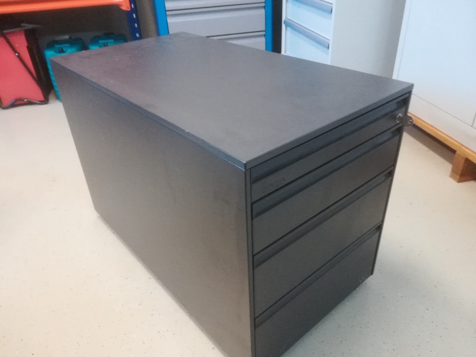 Predalnik plastičen