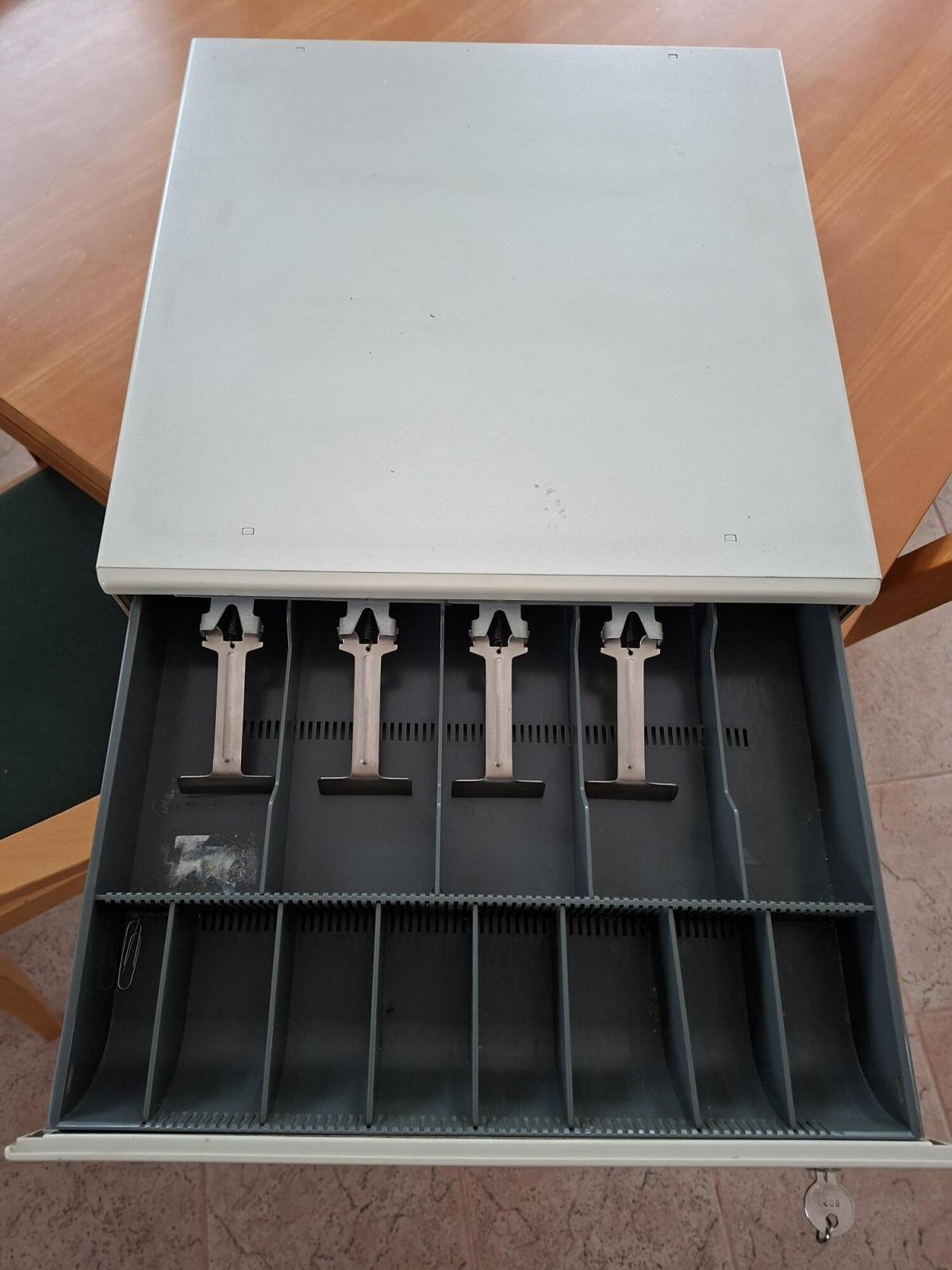 Blagajniški predal in mali printer za davčno blagajno