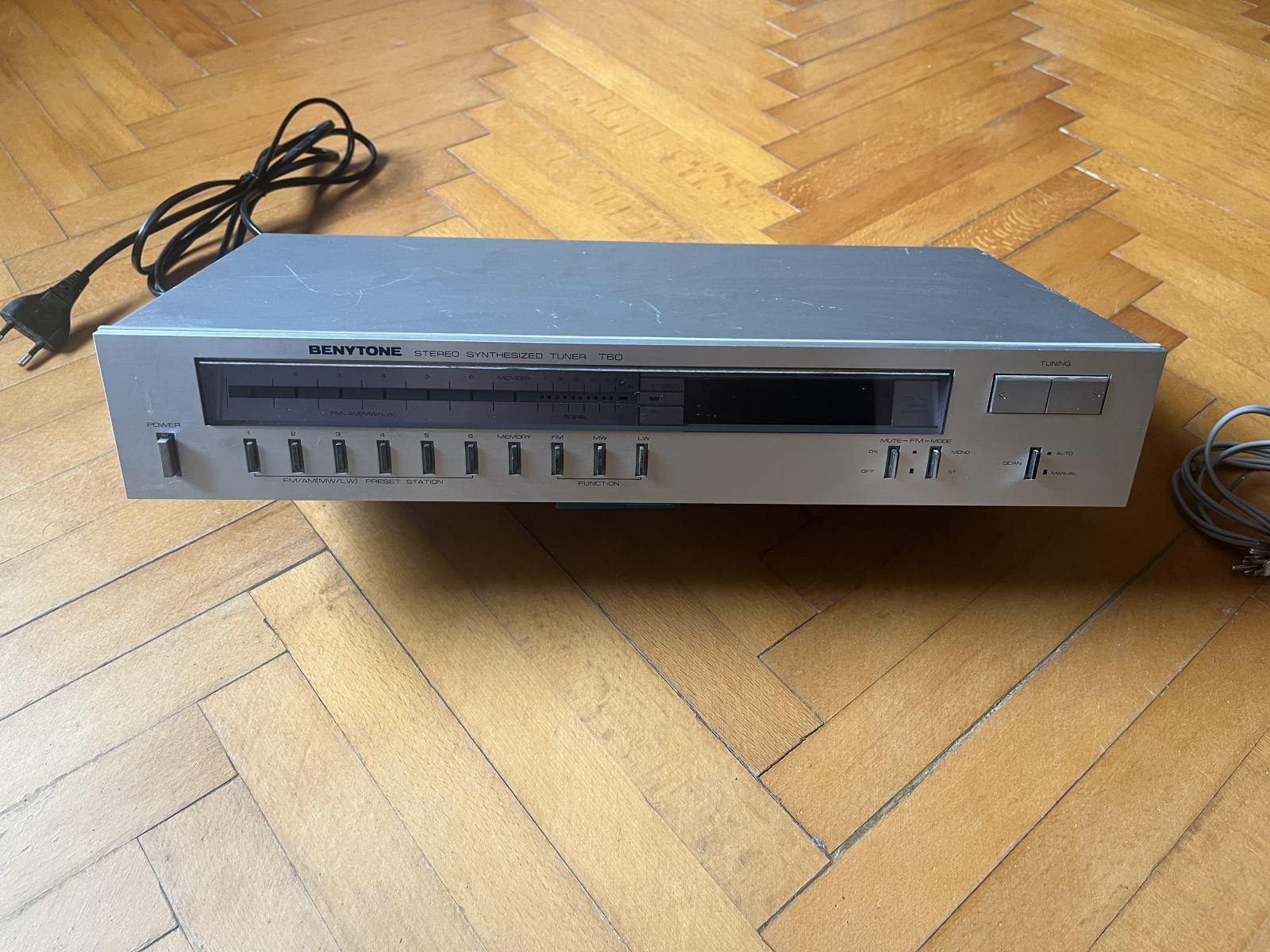 Benytone stereo synthesized tuner T60