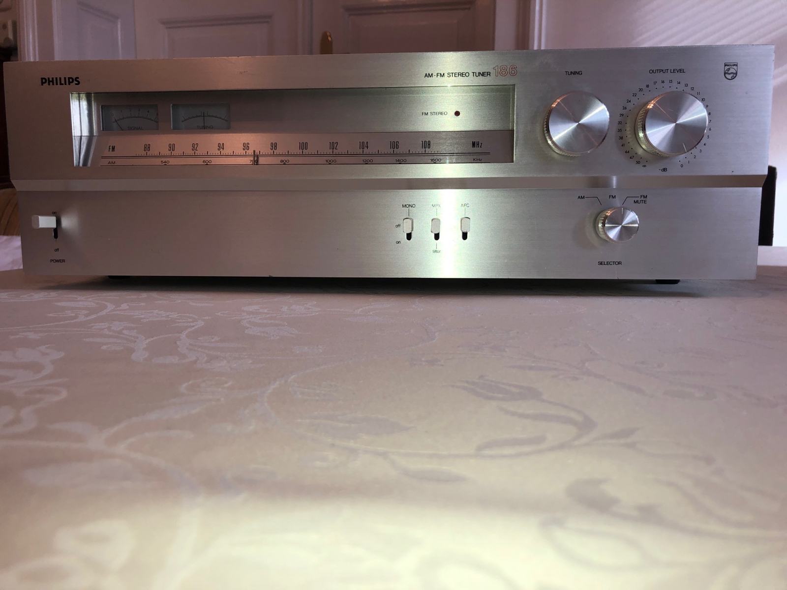 Tuner- Philips 186- očuvan kot nov-zamenjava
