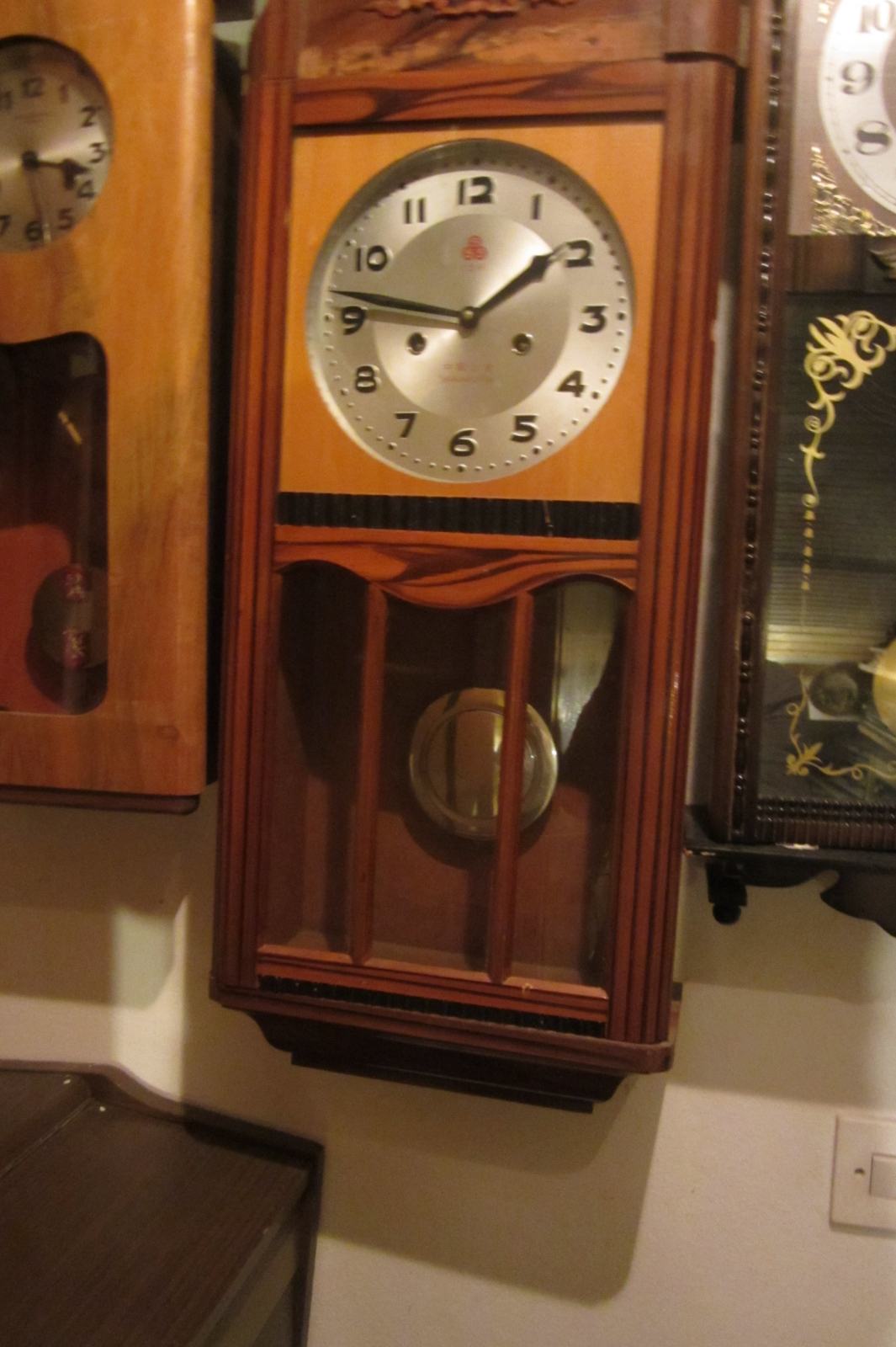 stenske ure z nihalom prodam v kompletu