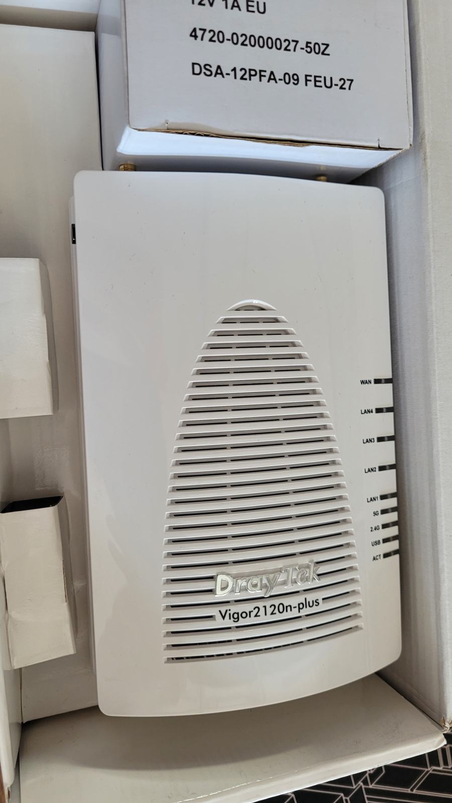 Draytek Vigor2120n plus wireless firewall router