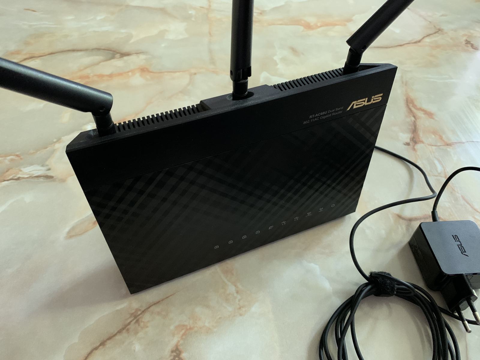 Prodam ASUS RT-AC68U 802.11 AC Gigabit Wifi router (5GHz in 2.4GHz)