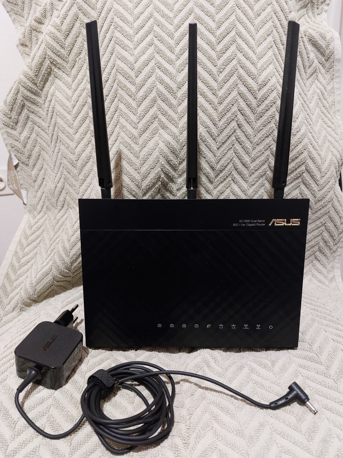 Prodam Asus RT-AC68U (AC1900 Dual Band) router