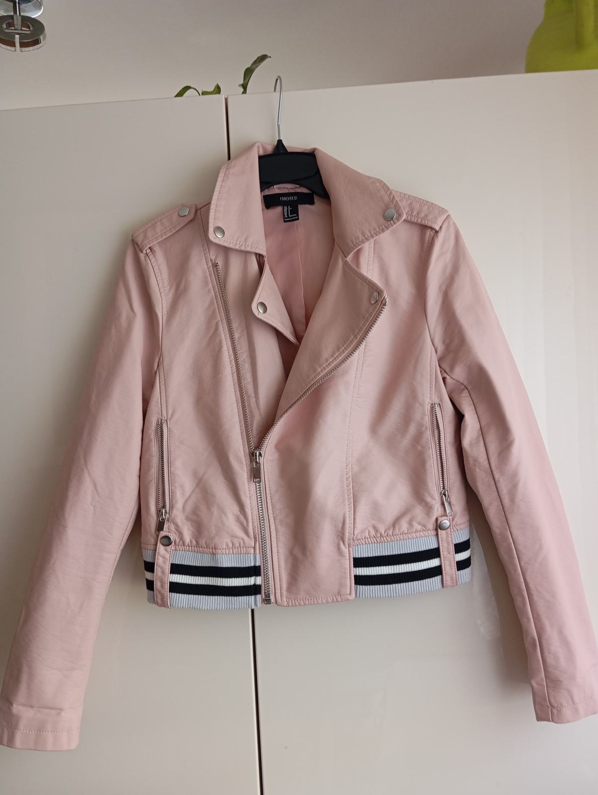 FOREVER 21 ROZA USNJENA KRATKA JAKNA S