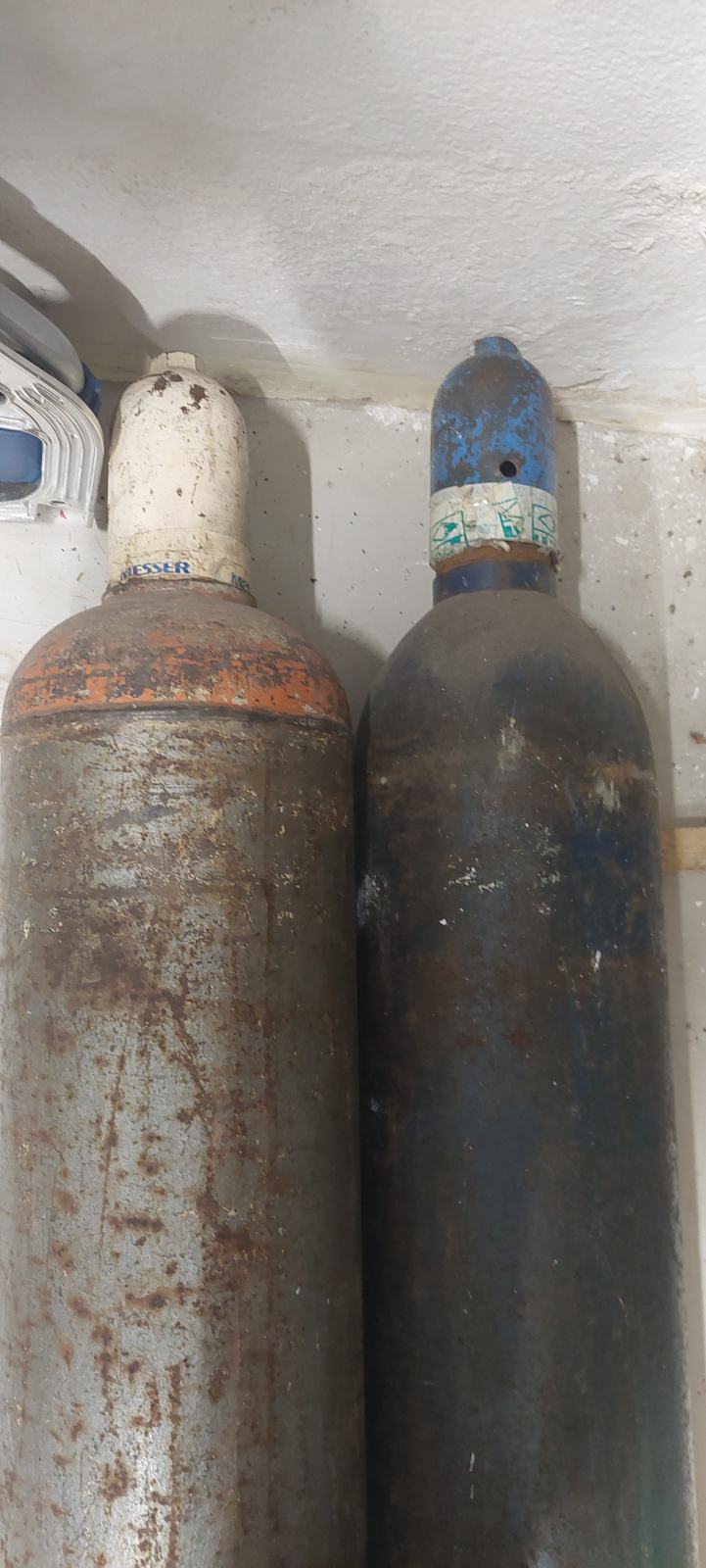 Jeklenki kisik in acetilen