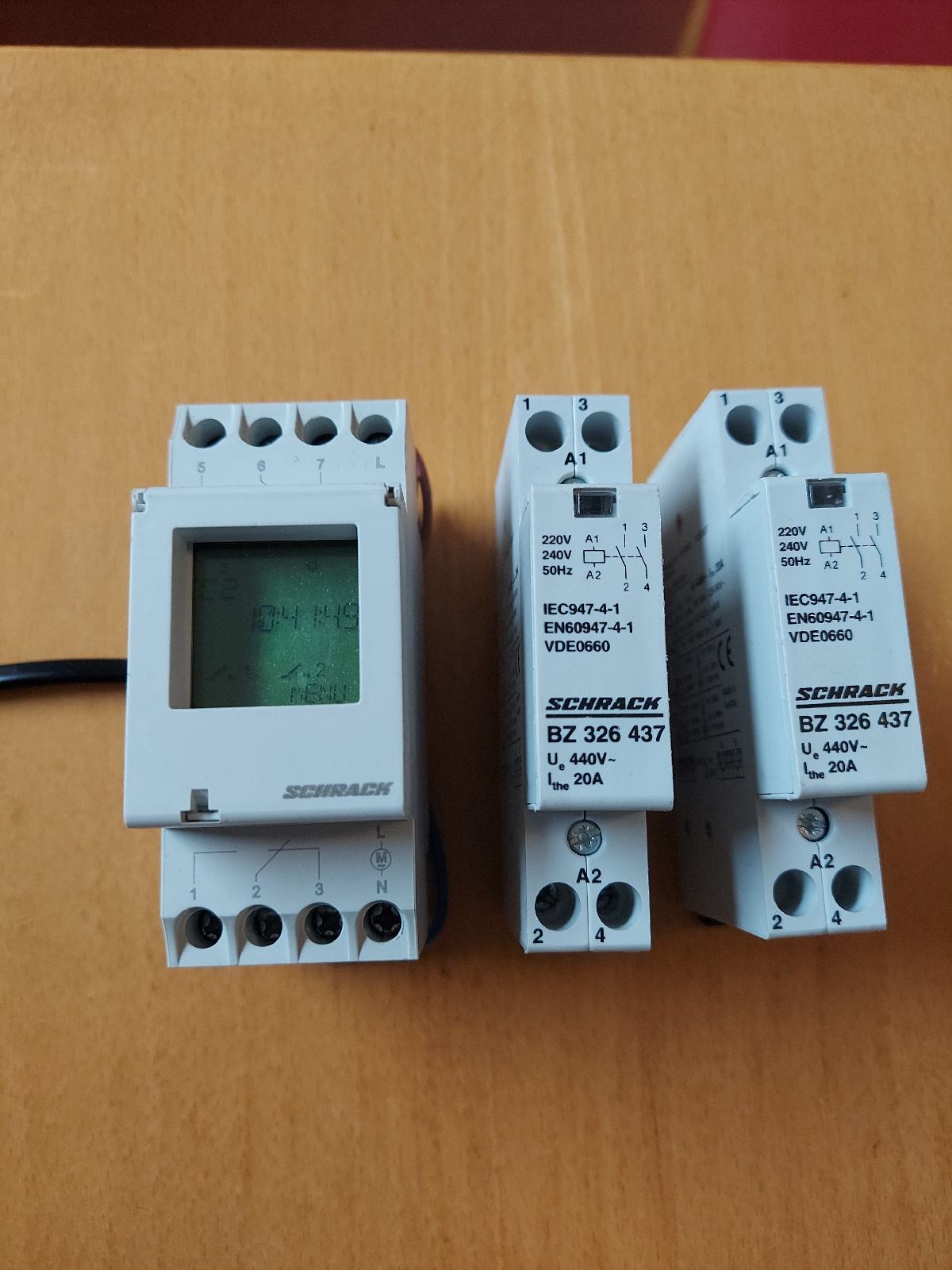 Digitalni timer SCHRACK BZ 328 372 vgradnja na letev 16A