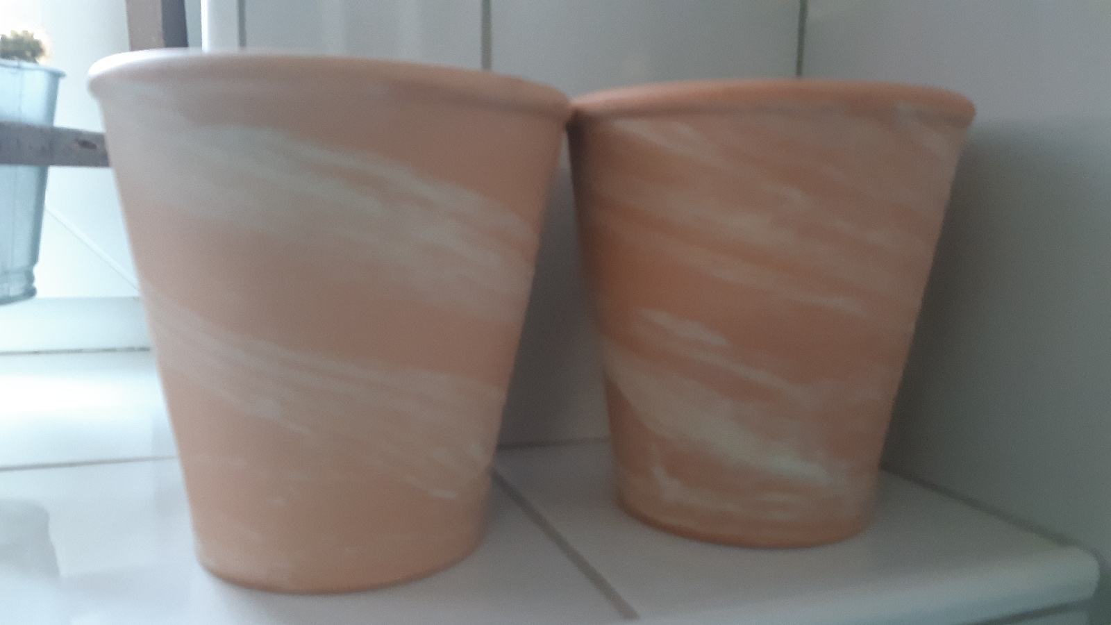 Glinena cvetlična lončka 5eur/2kosa