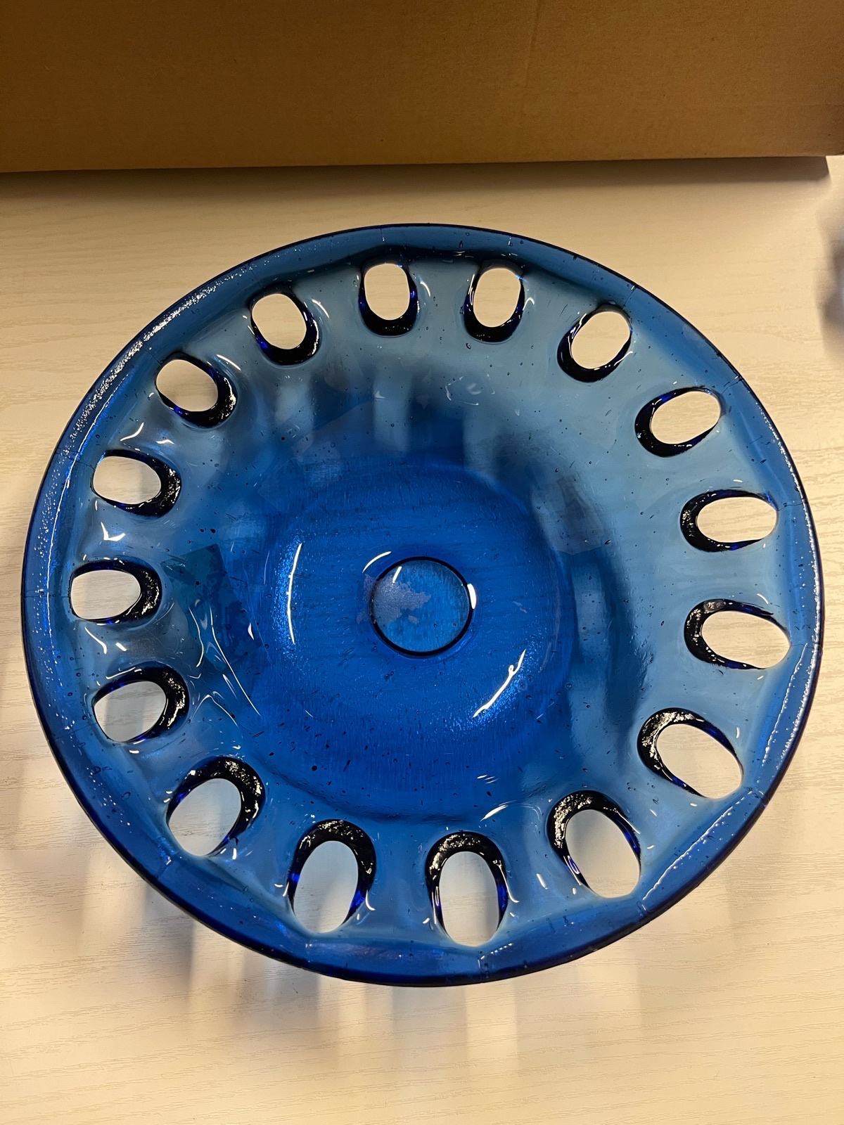 Skledica iz modrega stekla