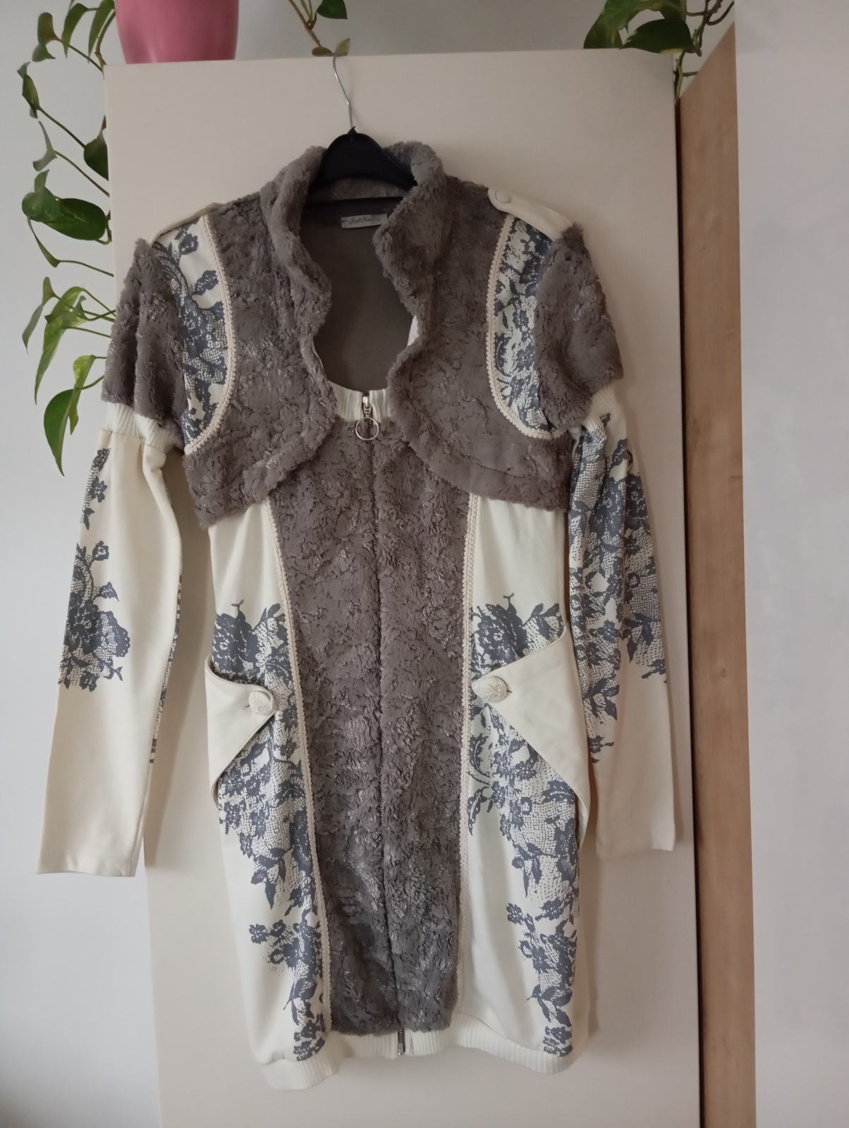 ANGELS NEVER DIES SIVO BELA OBLEKA - KOT NOVA S