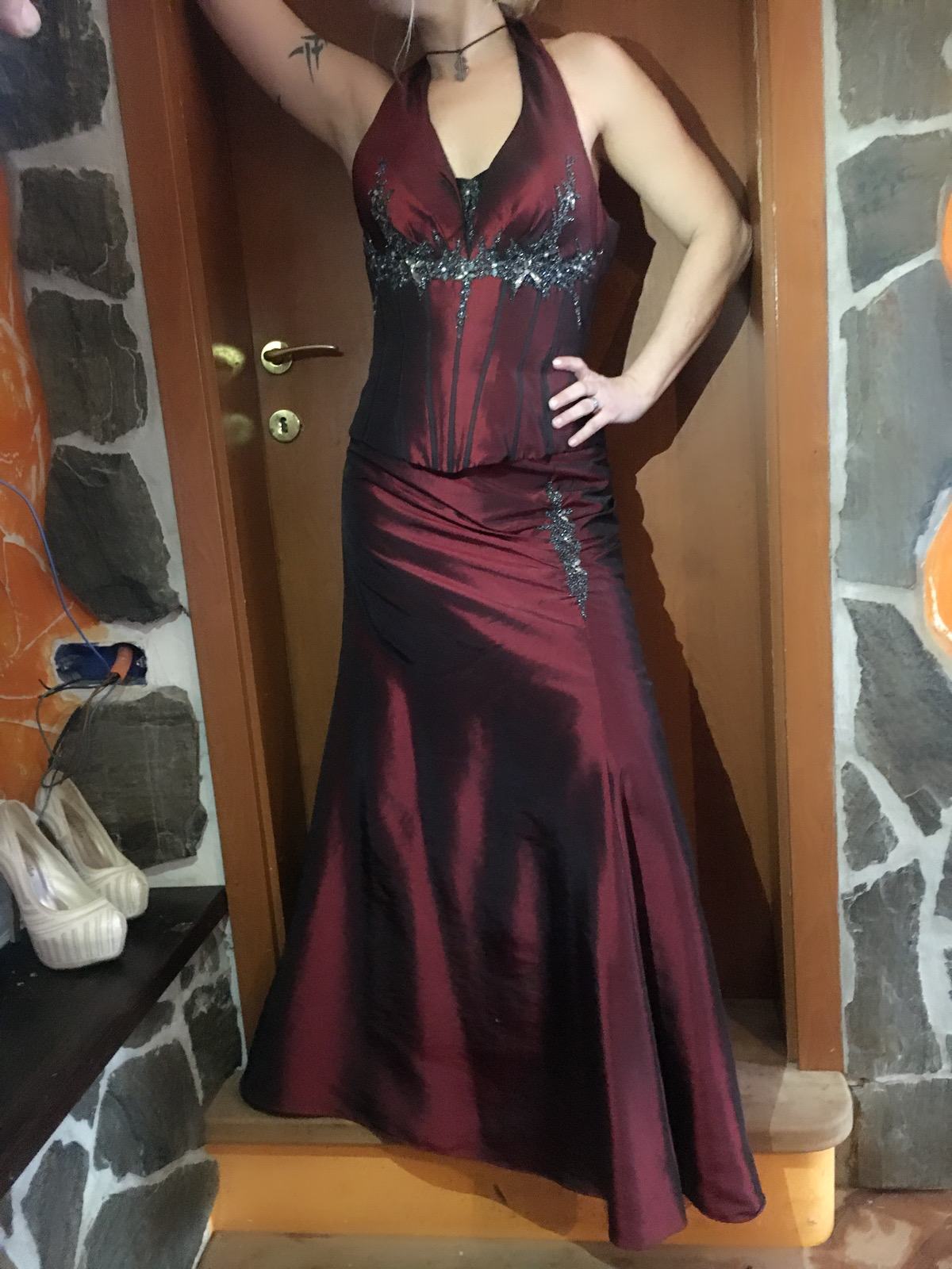 Bordo večerna obleka