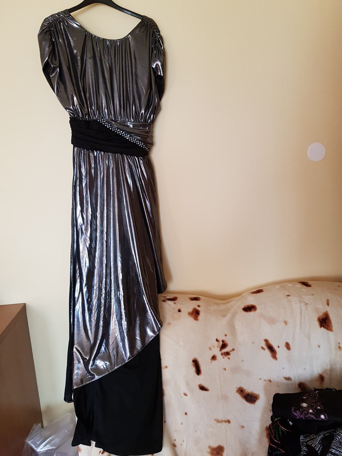 SVEČANA MAXI ČRNO SREBNA SVELEČA OBLEKA 38/40