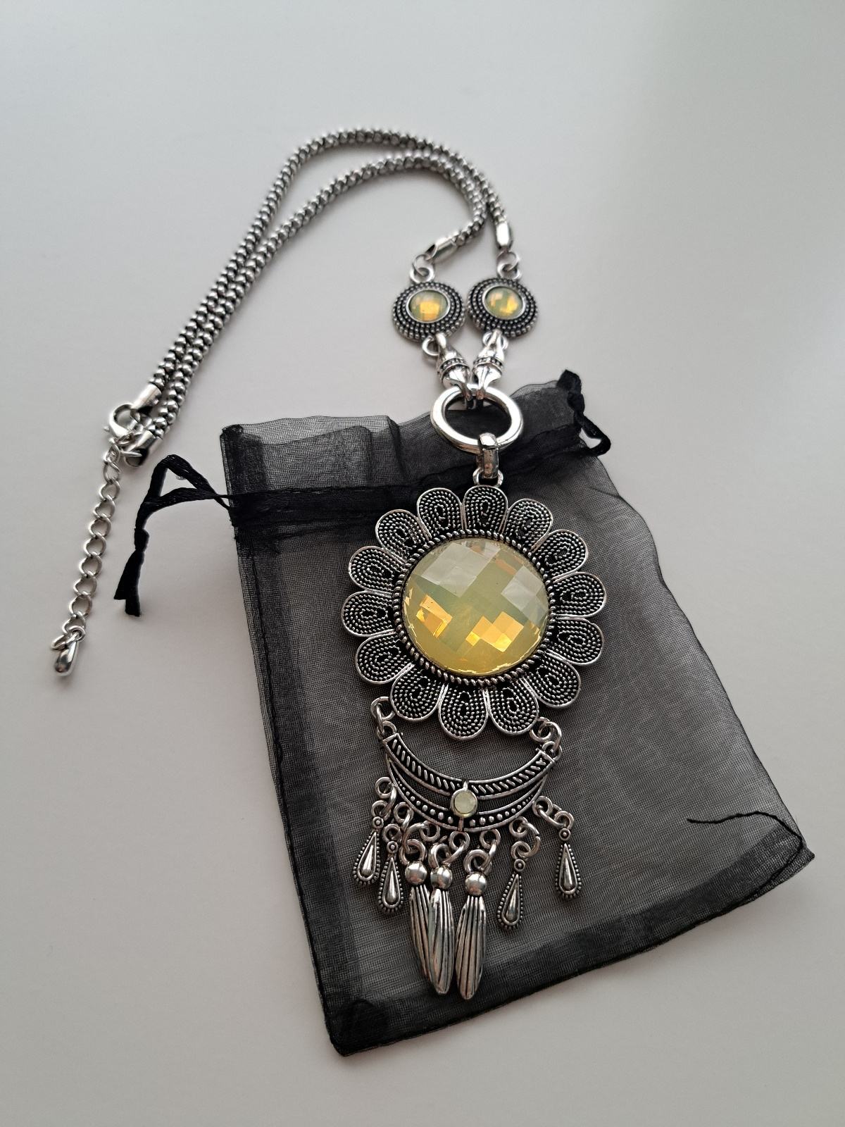 Ogrlica boho z rožo