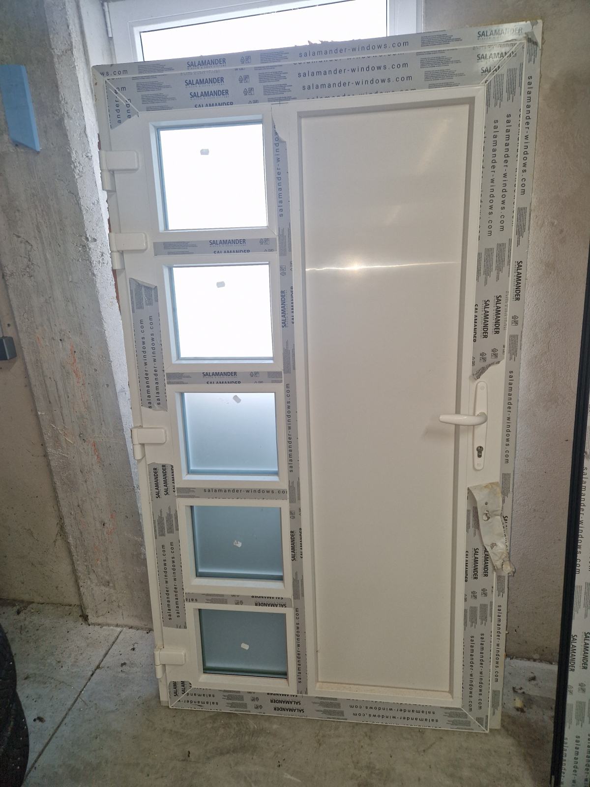 PVC VRATA SALAMANDER BLUEVOLUTION 82 BELA 1100X1950 LEVA - 320 EUR