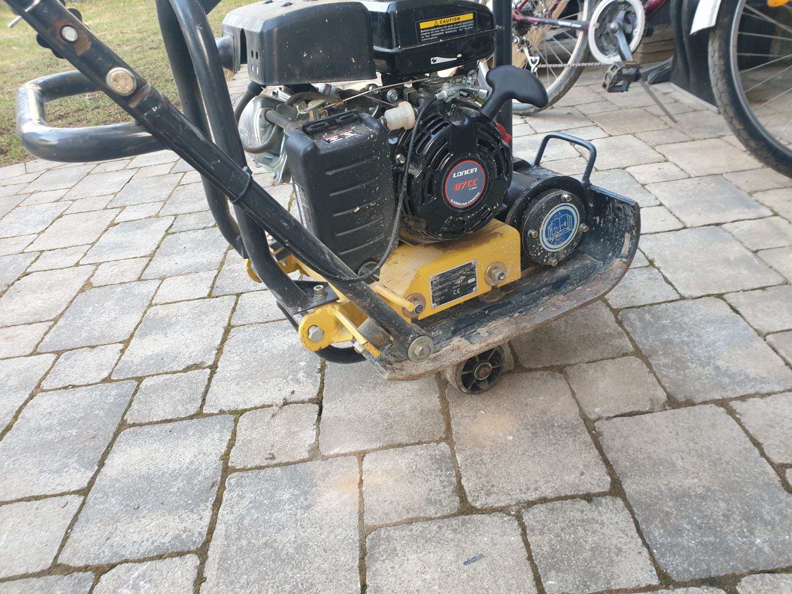 Vibro plošča Baumax 60kg, kolesa