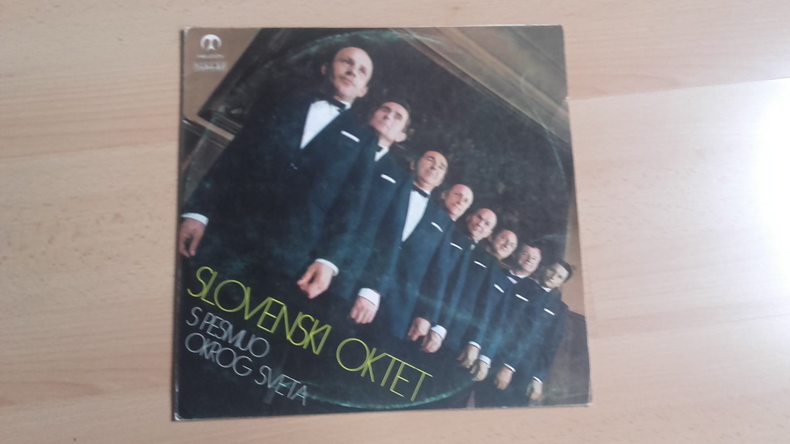 Slovenski oktet.S pesmijo okrog sveta