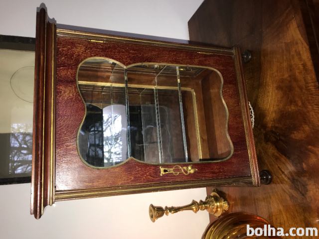 secesijska manjša vitrina