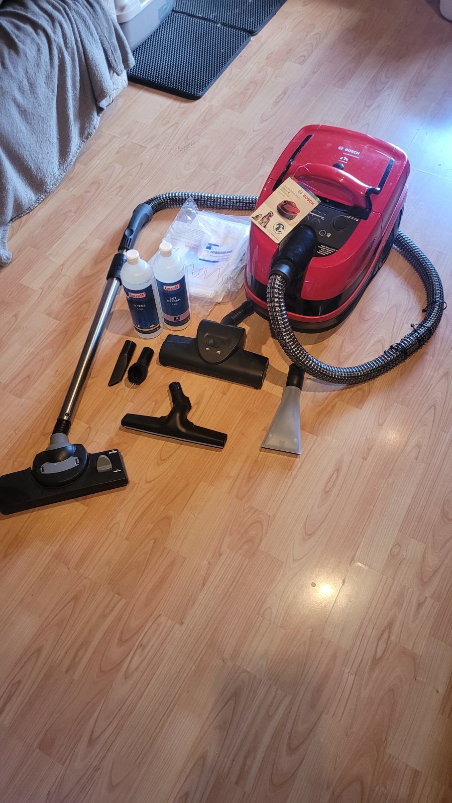 BOSCH mokro-suhi sesalnik BWD421PET 2100W