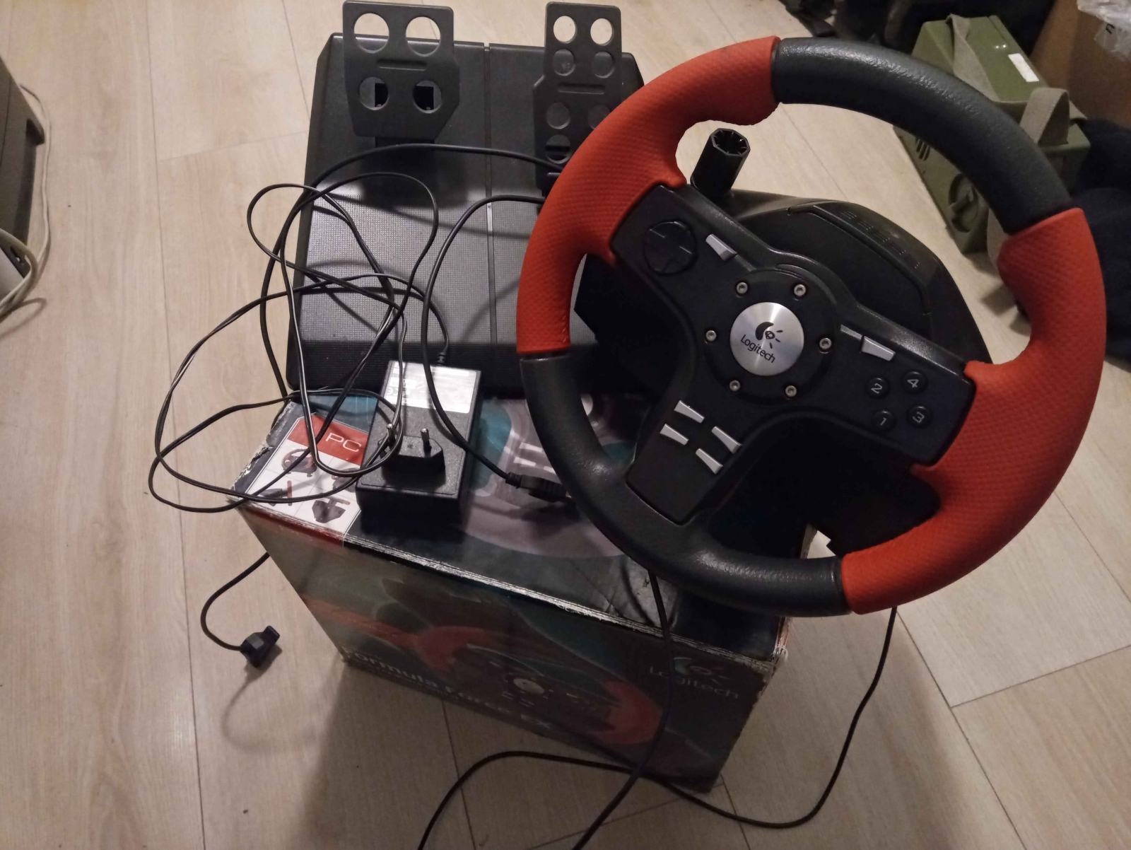 Logitech Formula Force EX volan in pedala