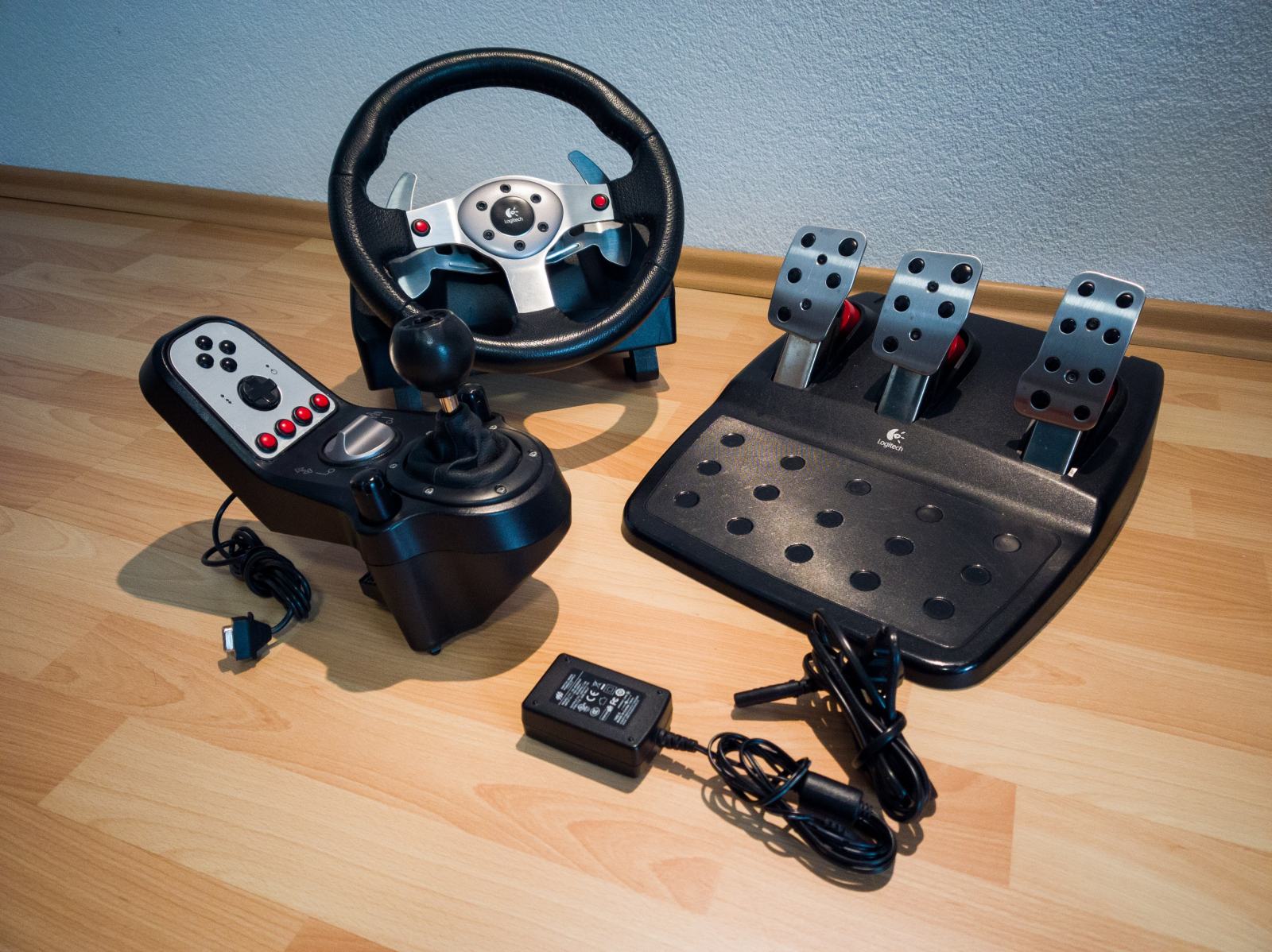 Logitech G25 - volan, pedala in menjalnik