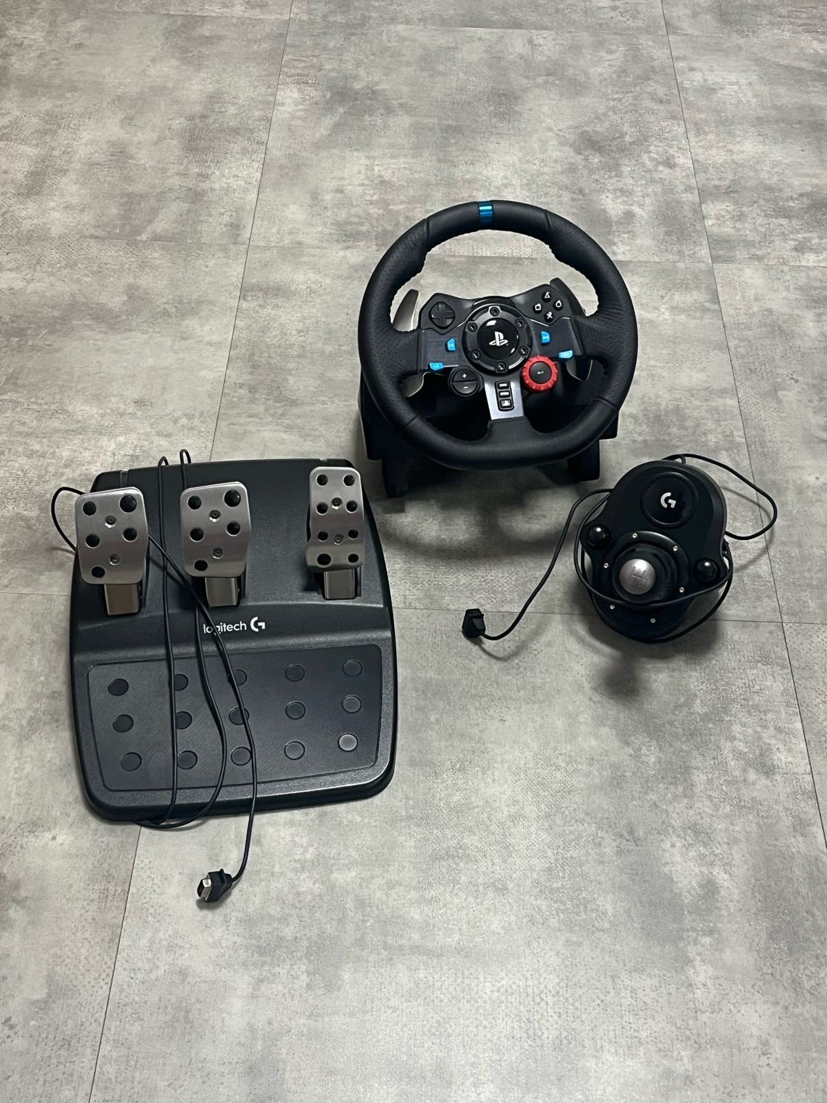 Prodajam rabljen komplet volan modela Logitech G29.