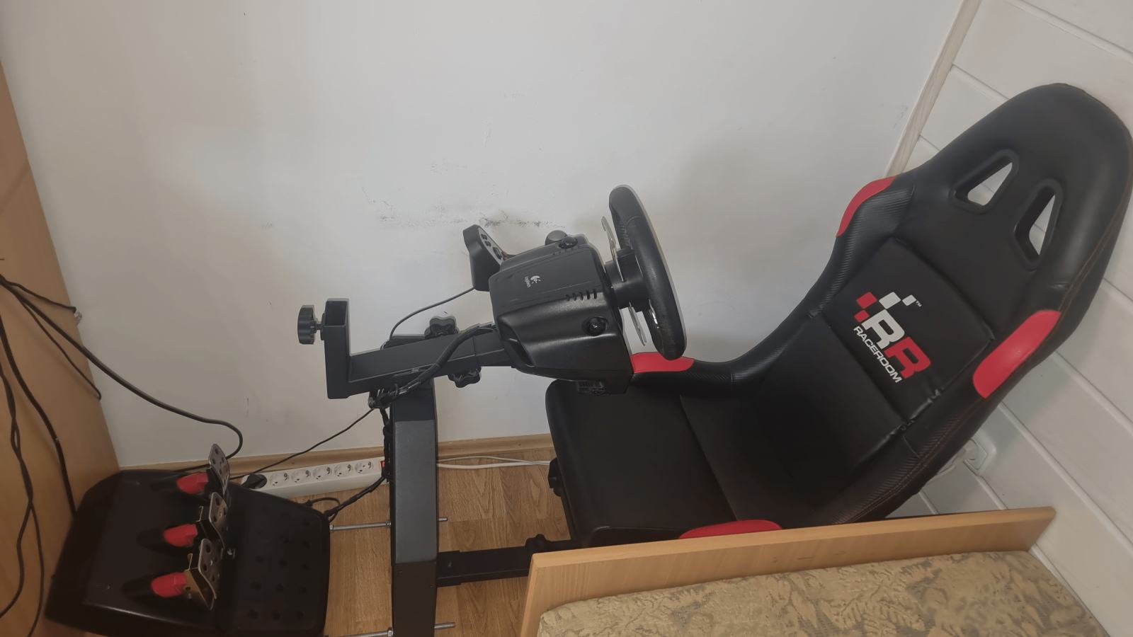 PRODAM Logitech G27 volan + RaceRoom sedež