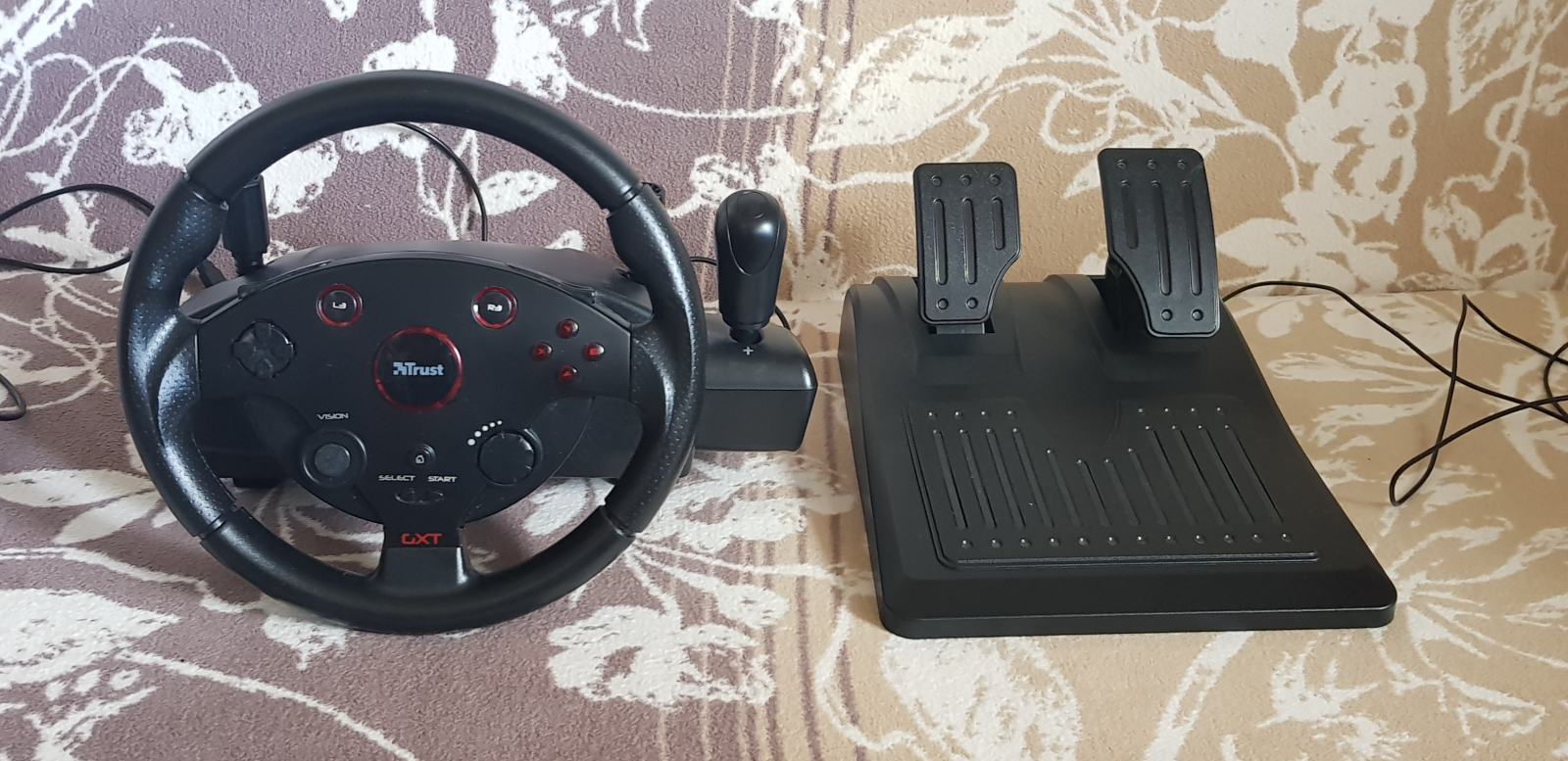 Volan in pedala (Trust Racing wheel GXT 288)