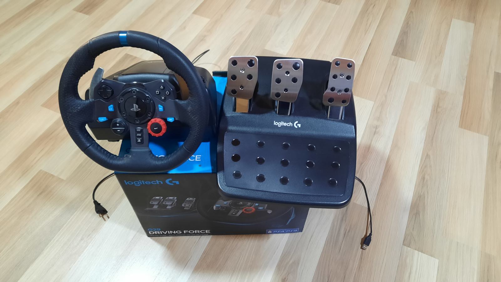 Volan Logitech G29 Driving Force (malo rabljeno, 200€) za: PC,PS3,PS4